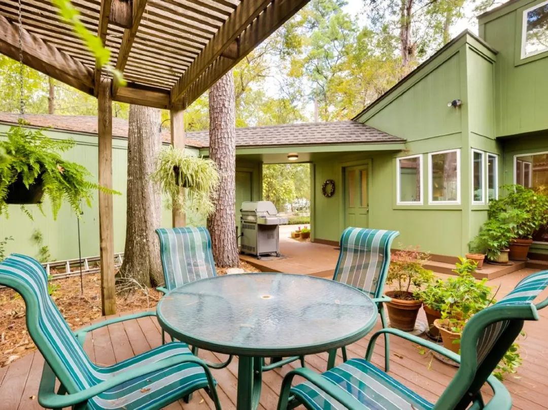 Cozy Patio And Scenic Forest Views - Charming Retreat - The Woodlands, TX