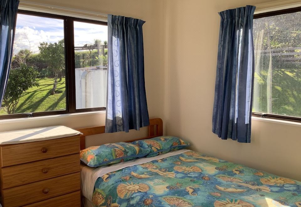 Waterfront Cottage Parua Bay. Beaches, mountains.Walking distance to ...