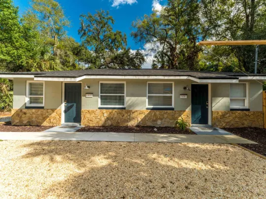 Lush Backyard With Fire Pit And Bbq Grill - Charming Retreat - Jacksonville