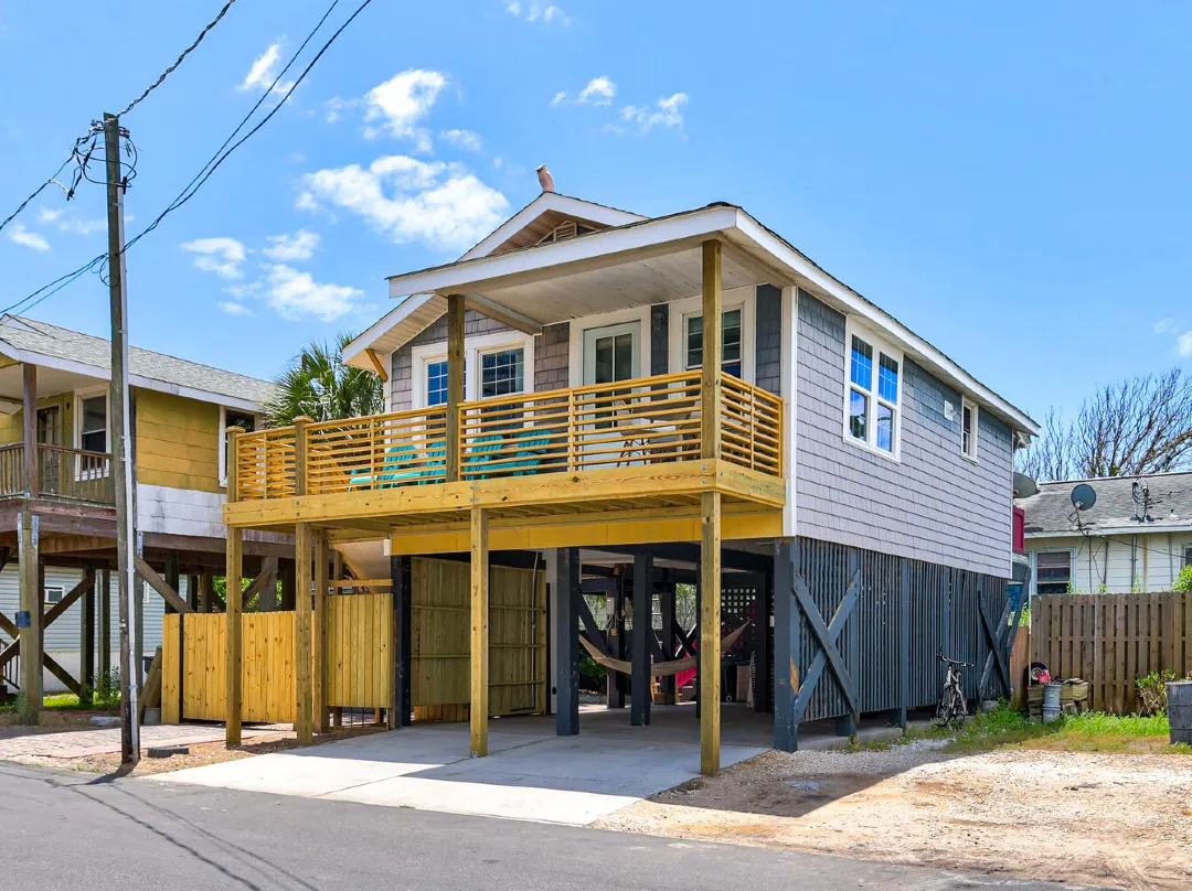 Charming Coastal Retreat With Private Deck And Outdoor Amenities - Inviting Escape - Carolina Beach, NC