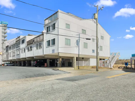 Oceanfront Decks And Great Ocean Views - Spacious Coastal Haven - Ocean City, MD