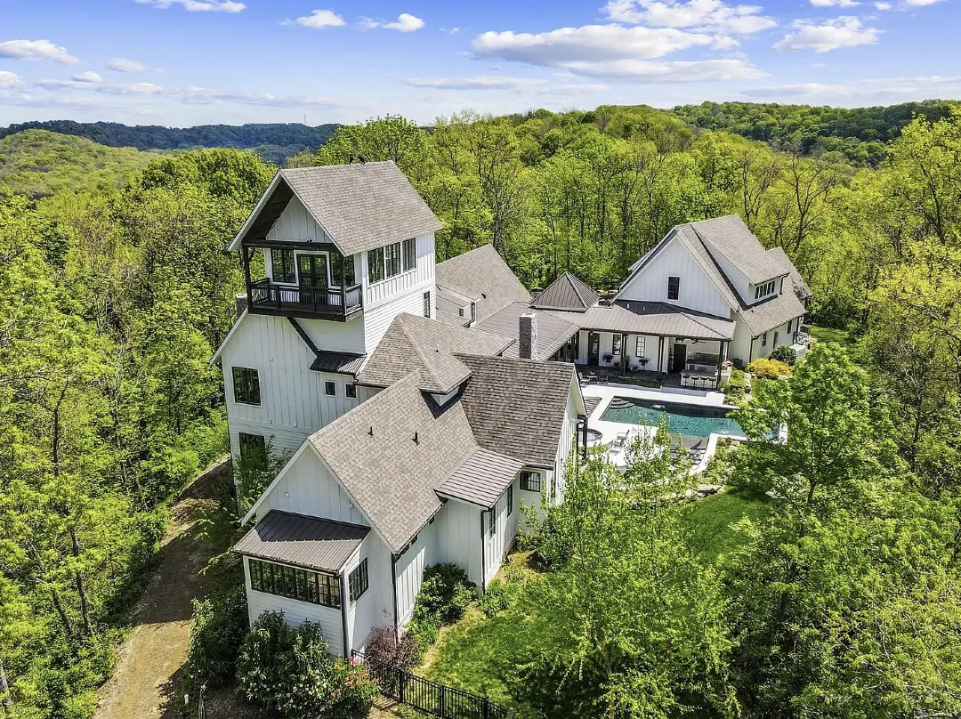 Sparkling Pool And Scenic Views - Luxurious Hilltop Estate Retreat - Brentwood, TN