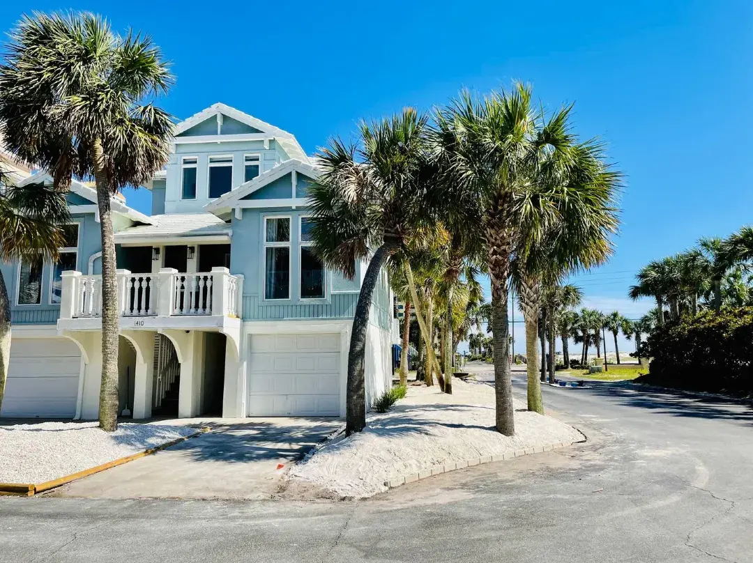 Expansive Living Space With Community Pool And Deck - Elegant Haven - Pensacola Beach, FL