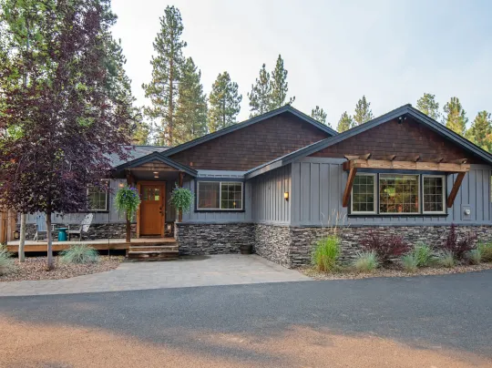 Expansive Enclosed Backyard And Hot Tub - Delightful Family Retreat - Sisters, OR