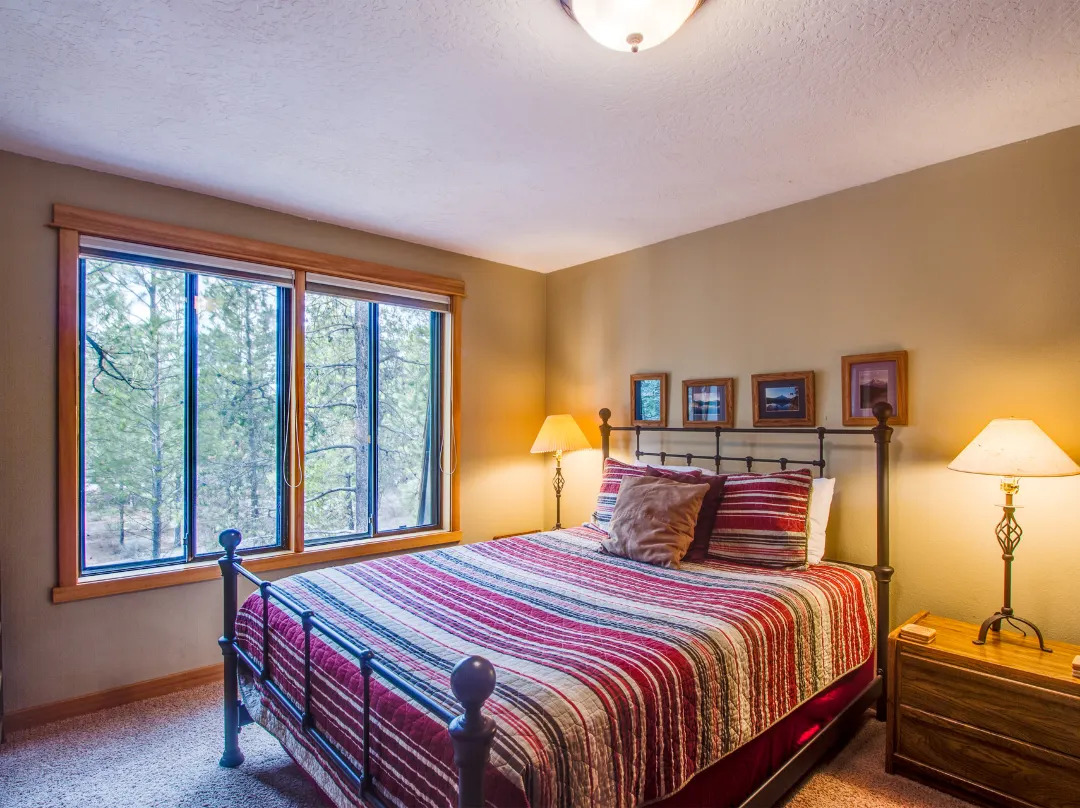 Spacious Layout And Private Hot Tub - Inviting Family Retreat - Sunriver, OR