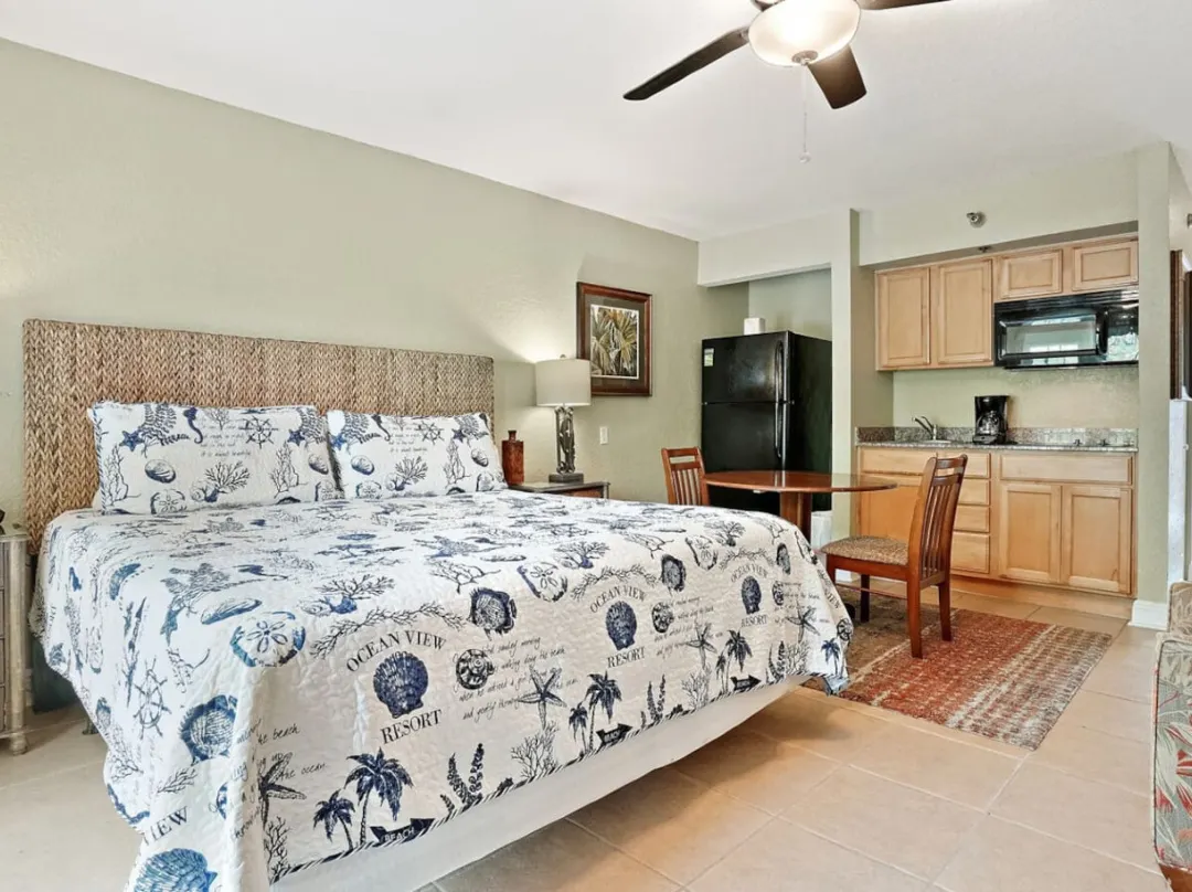 Private Balcony And Serene Garden Views - Cozy Retreat - Palm Harbor