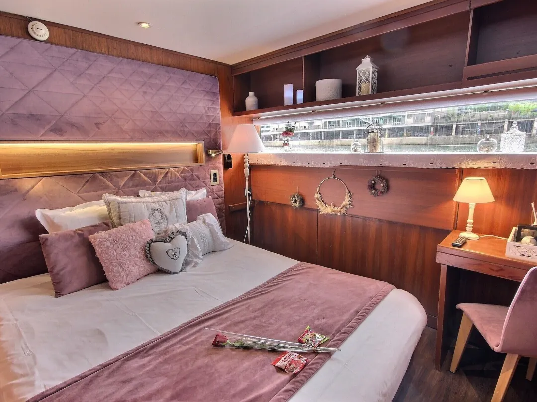 Le Vip Paris - Yacht Hotel - Paris