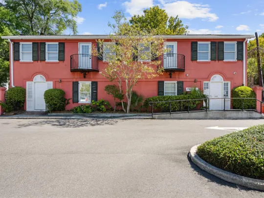 Spacious Open Layout With Modern Amenities - Charming Oasis - Charleston, SC