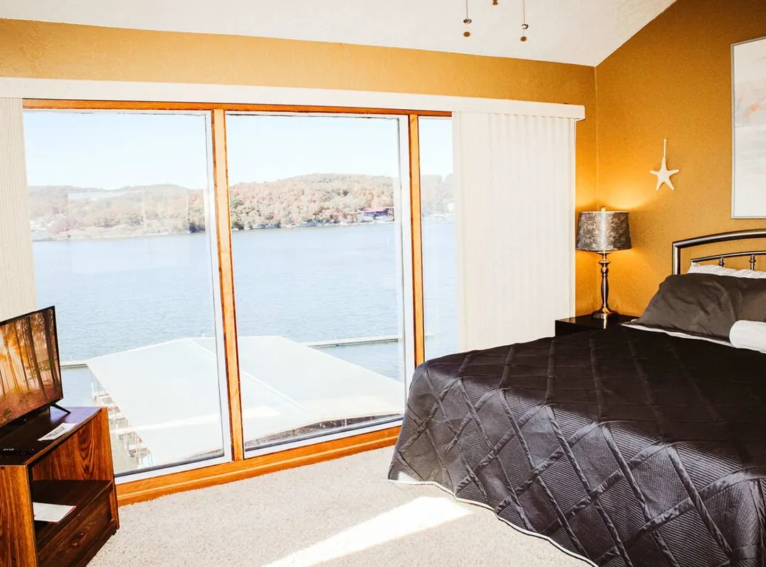 Stunning Lake Views And Family-friendly Layout - Charming Getaway - Gravois Mills, MO