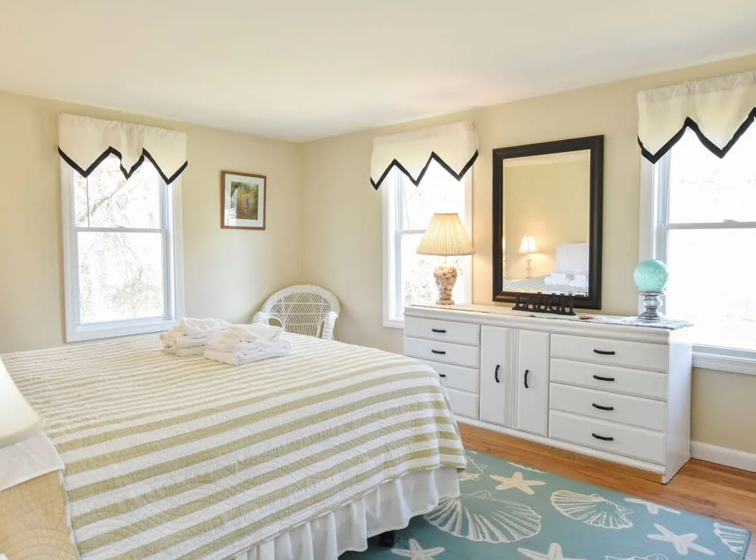 Charming Home With Outdoor Shower And Grassy Yard - Delightful Retreat - Chatham, MA