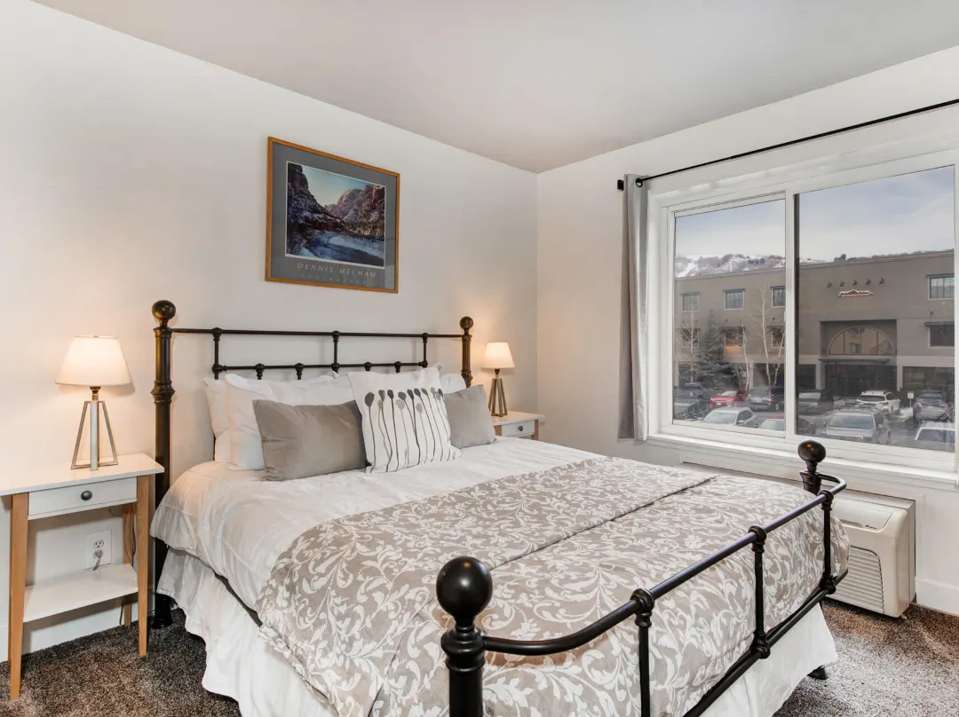 Electric Fireplace And Indoor Hot Tub - Charming Cozy Hideaway - Heber City, UT