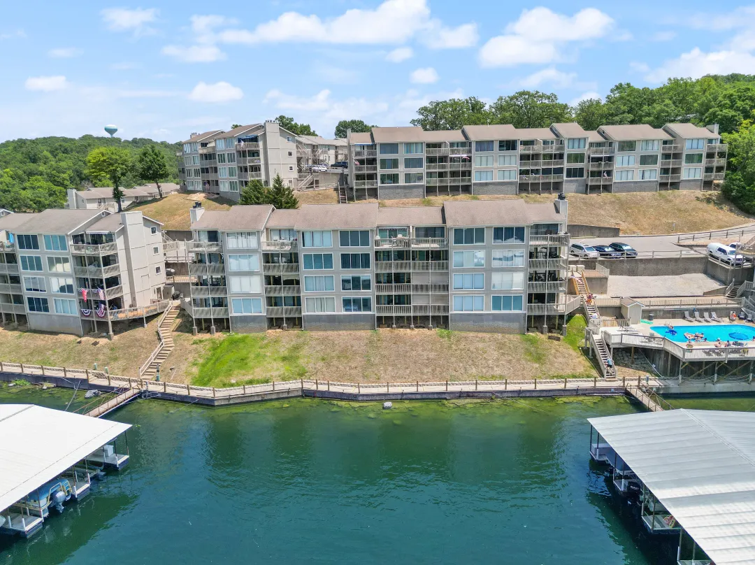 Breathtaking Views And Inviting Pools - Stunning Oasis - Osage Beach, MO