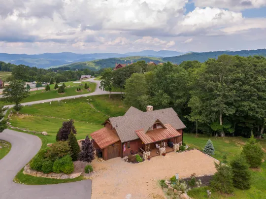 Expansive Deck And Gorgeous Blue Ridge Views - Charming Mountain Haven - Beech Mountain, NC