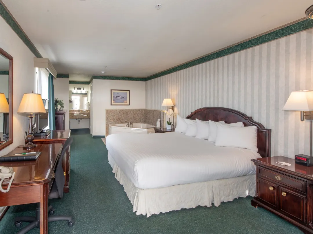 Emerald Dolphin Inn & Mini Golf - Fort Bragg, CA