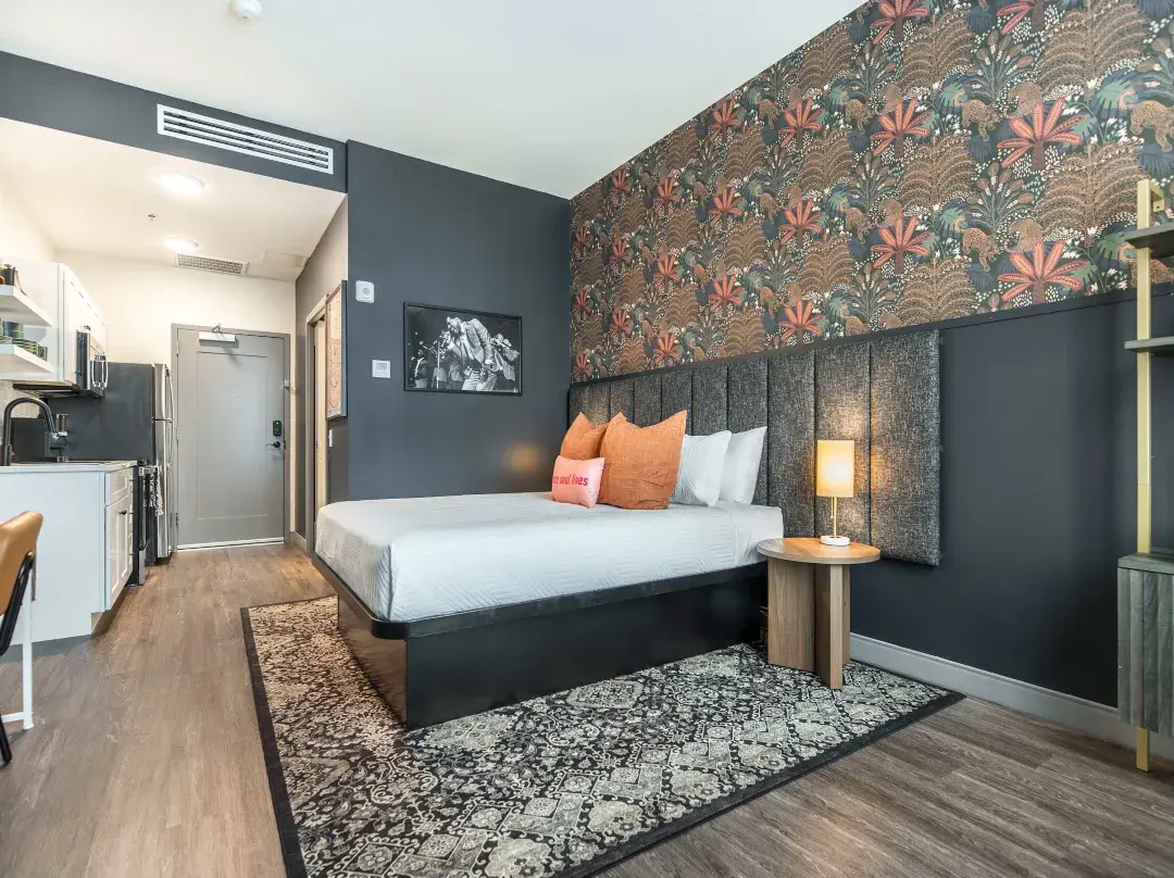 Floor-to-ceiling Windows And Full Kitchen - Moody Chic Retreat - Macon