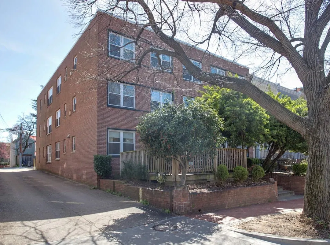 Solar-powered Retreat With Modern Amenities - Stylish Eco-friendly Haven - Washington, DC