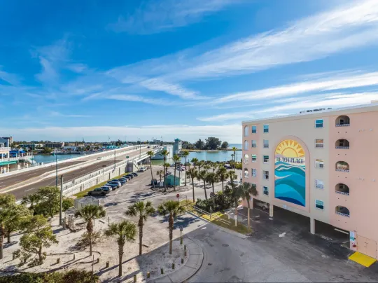 Luxury Amenities And Stunning Views - Serene Coastal Retreat - Madeira Beach, FL