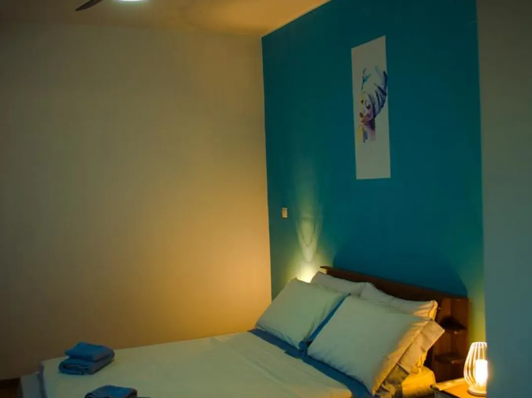 La Chambre Bleue Est Un Accentde Modernitè Dans Le Silence Du Jardin Environnant - Antananarivo