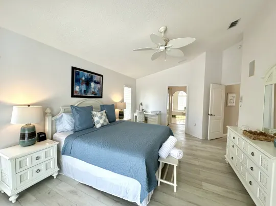 Tranquil Lake View And Spacious Pool - Charming Florida Escape - Englewood, FL