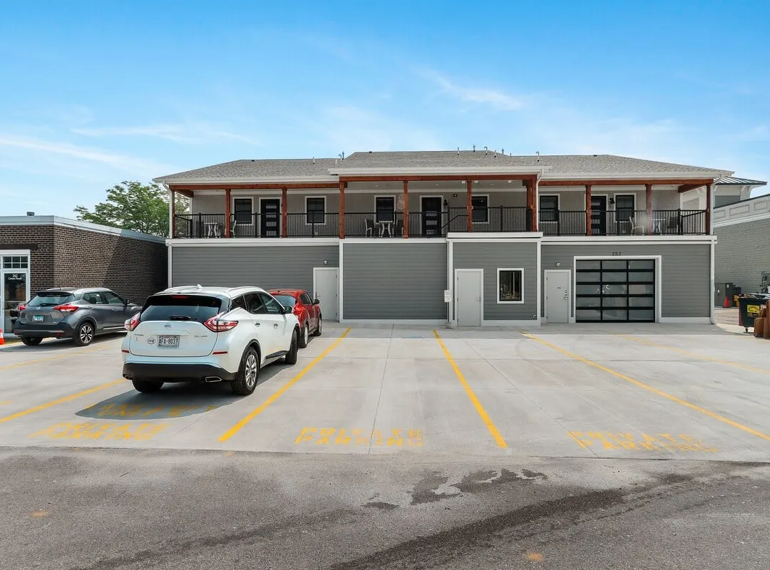 Tranquil Retreat - Balcony, 2 Kings, Parking, Downtown - Lake Geneva