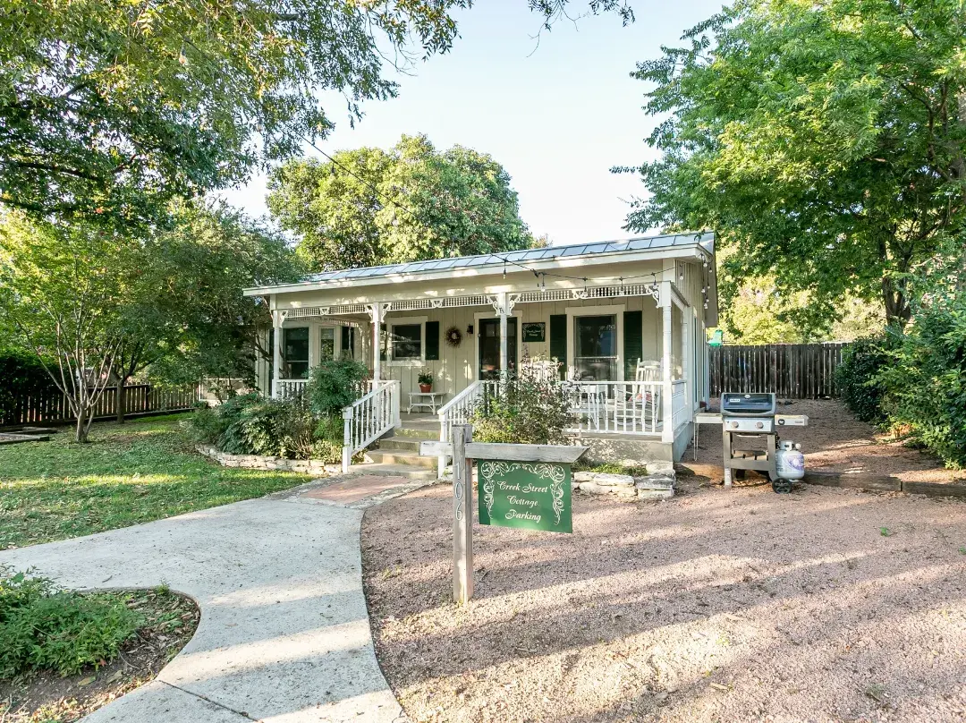 Charming Retreat - Fireplace, Screened Porch, Bikes - Fredericksburg, TX