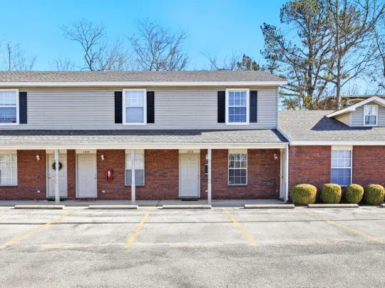 Cozy Patio And Open Living Space Await - Charming Townhome - Fayetteville, AR