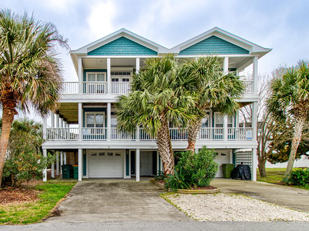 Coastal Escape With Spacious Decks And Family Amenities - Charming Retreat - Kure Beach, NC