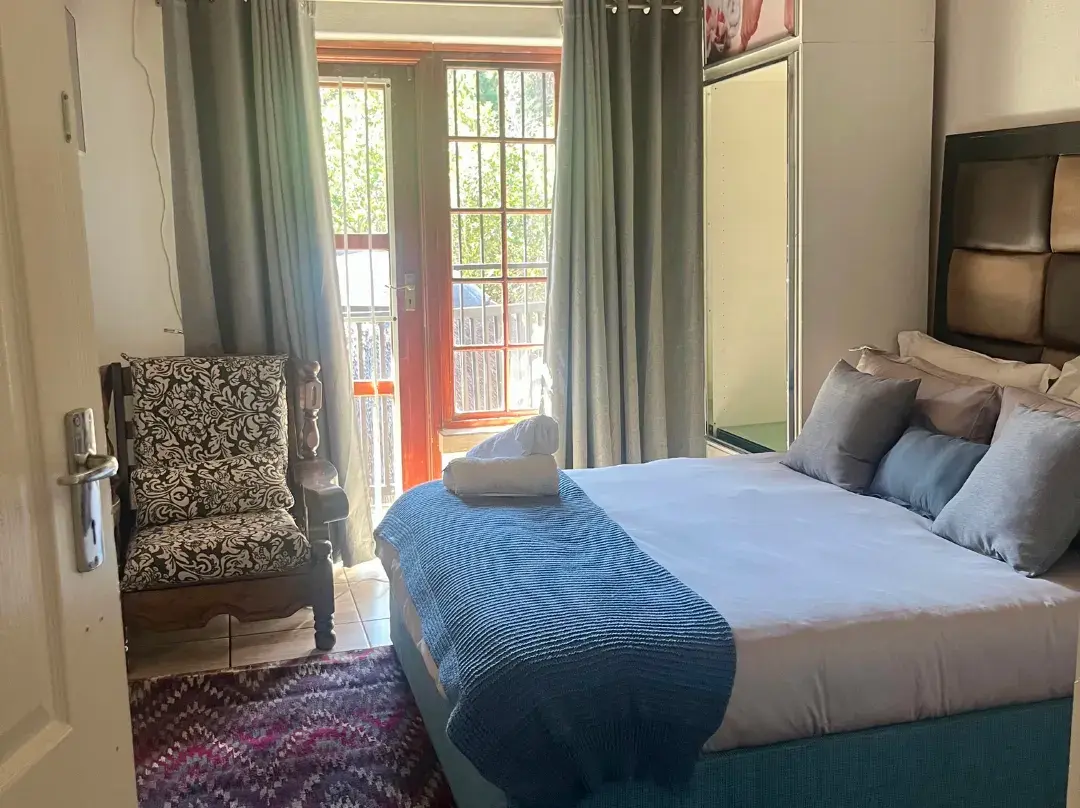 Serene Thatched Roof Retreat In Faerie Glen, Pretoria -