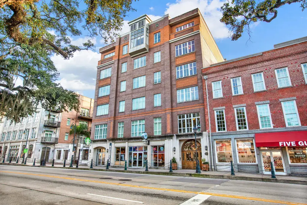 Charming Balcony Views And Resort Pool Access - Elegant Downtown Escape - Savannah, GA