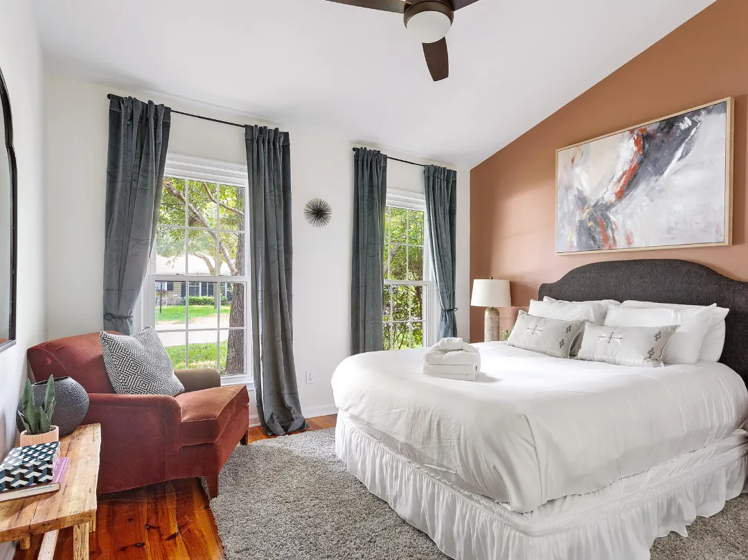 Vintage Furnishings, Sunroom, Cozy Fire Pit - Charming Escape - Mount Pleasant, SC