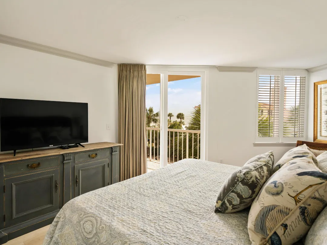 Stunning Views And Spacious Living Area - Luxurious Oceanfront Haven - Brunswick, GA