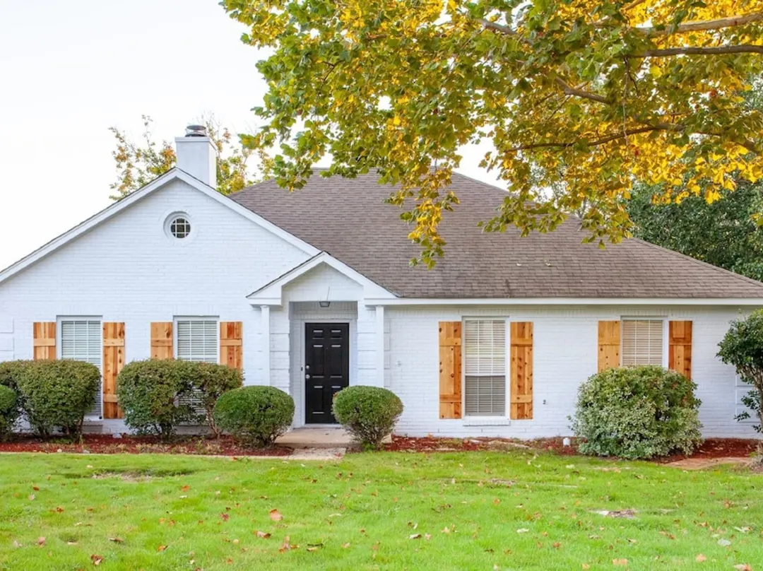 Fully Equipped Kitchen And Cozy Living Space - Stylish Modern Retreat - Montgomery, AL