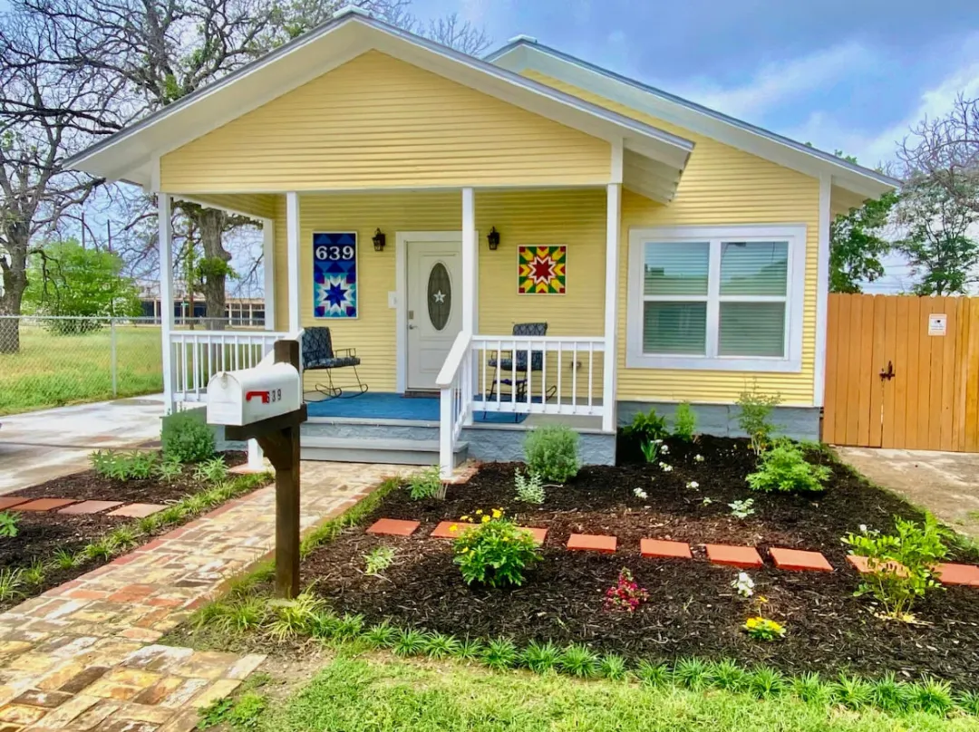 Outdoor Spaces And Work-friendly Amenities - Enchanting Retreat - New Braunfels, TX