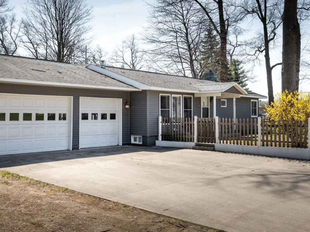 Spacious Layout With Hot Tub And Fire Pit - Stunning Modern Retreat - Traverse City, MI