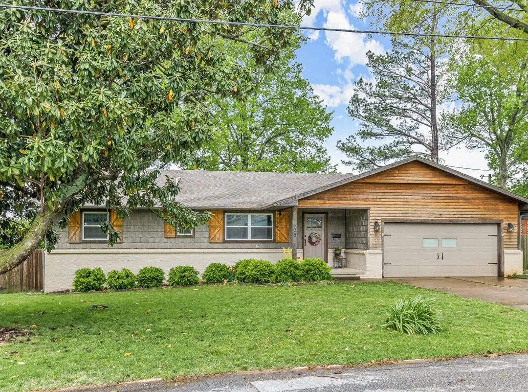 Stylish Outdoor Oasis With Pergola And Fire Pit - Chic Retreat - Bella Vista, AR