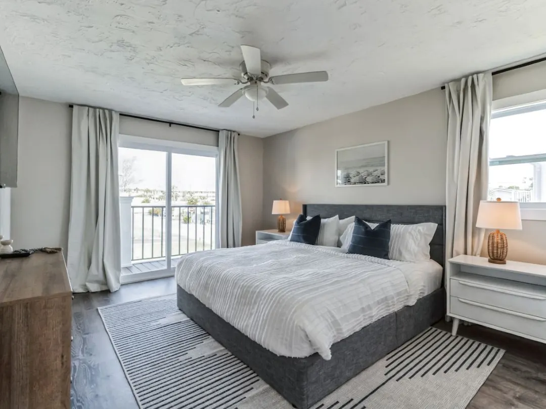 Balcony With Ocean Views And Fully Equipped Kitchen - Charming Coastal Retreat - Holmes Beach, FL