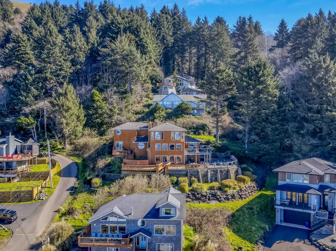 Panoramic Decks And Indoor Hot Tub Retreat - Spectacular Ocean View - Lincoln City, OR