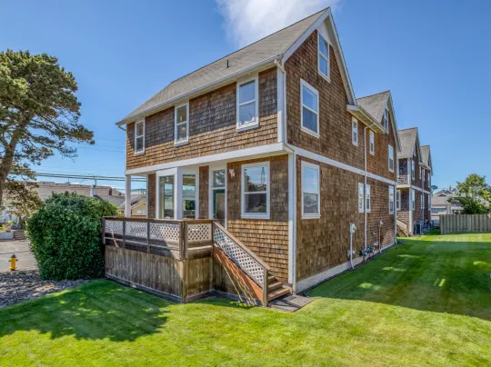 Cozy Gathering Space And Sparkling Amenities - Charming Seaside Haven - Cannon Beach, OR