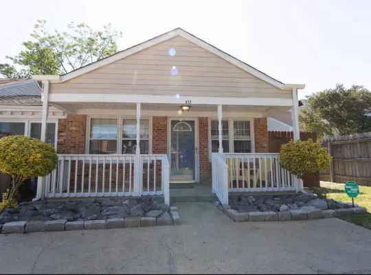 Private Screened Porch And Granite Kitchen - Charming Corner Lot Oasis - Chesapeake, VA