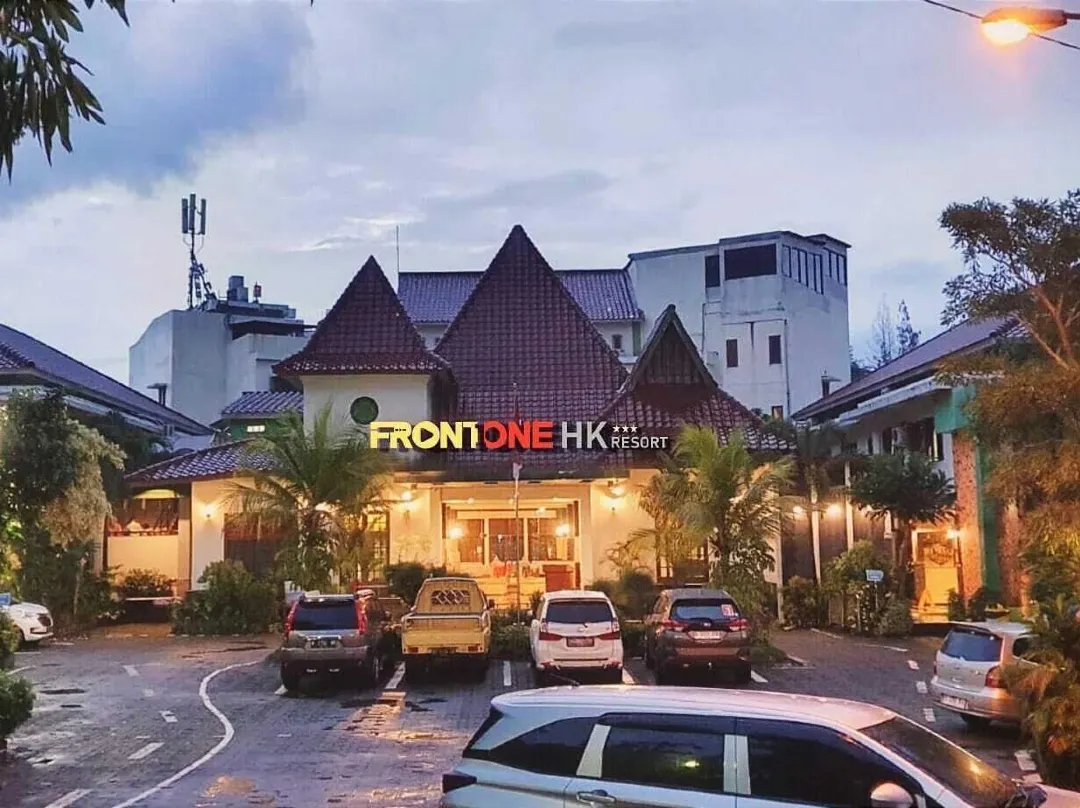 Front One Hk Resort Simpang Lima Semarang - Semarang