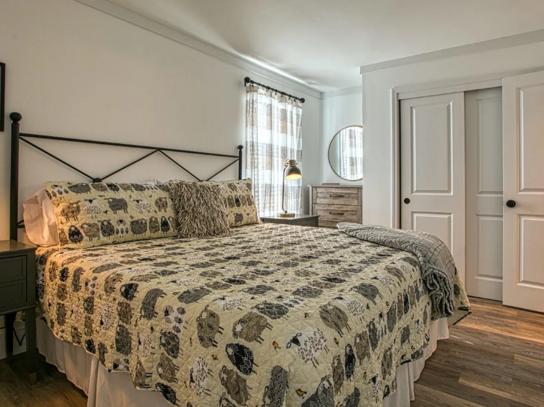 Spacious Deck Overlooking Canal And Free Activities - Charming Coastal Haven - 德斯坦