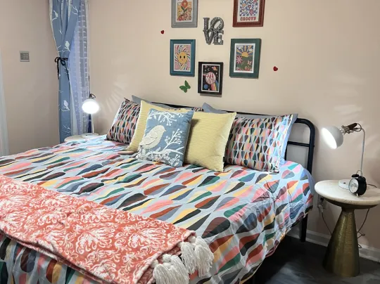 Vibrant Patio And Lush Yard - Charming Colorful Retreat - Tallahassee, FL