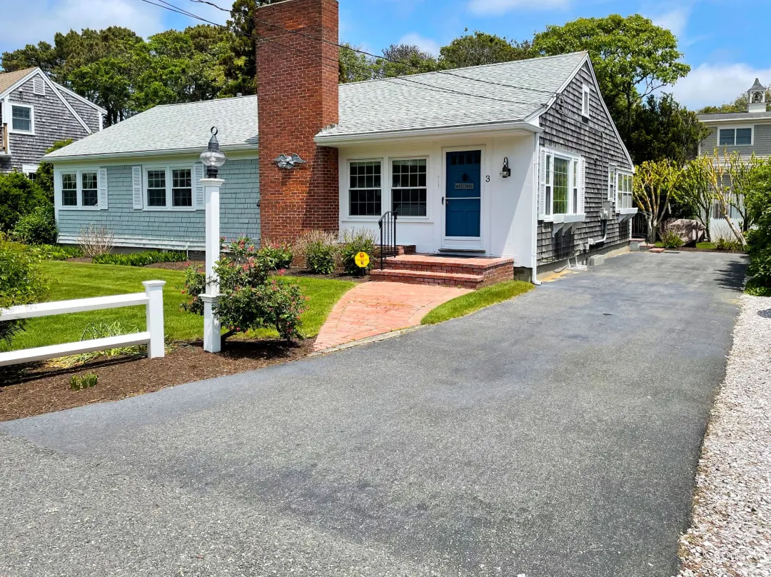 Spacious Fenced Yard And Short Walk To Beach - Charming Coastal Haven - Harwich, MA