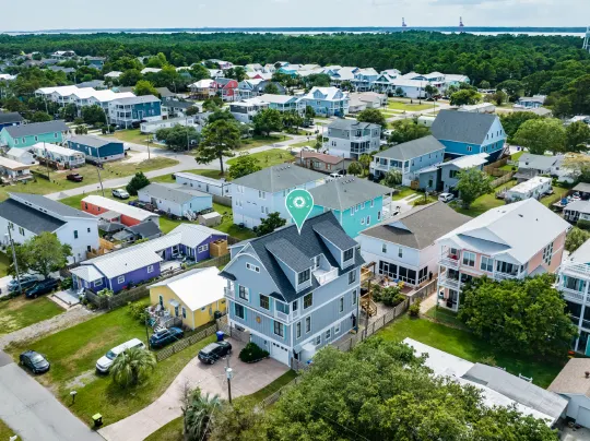 Beachfront Retreat With Outdoor Shower And Spacious Deck - Charming Escape - Carolina Beach, NC