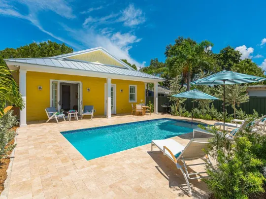 Private Pool And Charming Outdoor Space - Luxurious Oasis - Palm Beach, FL