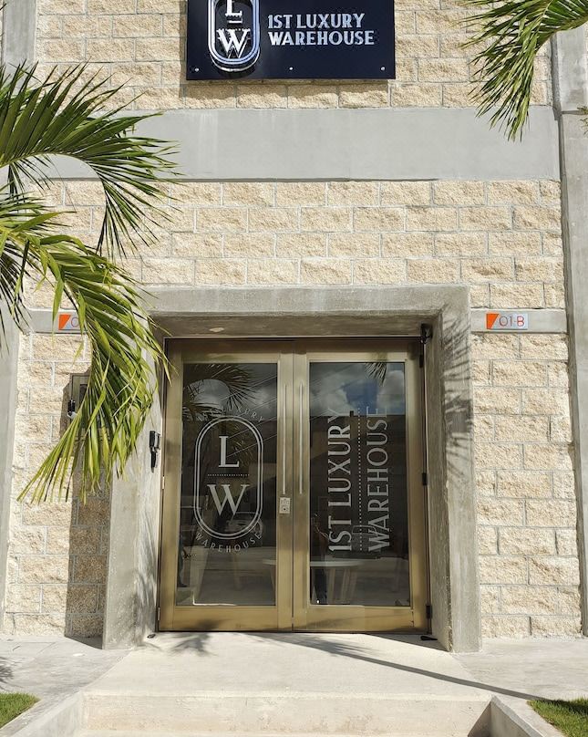 1st Luxury Warehouse - Cancún