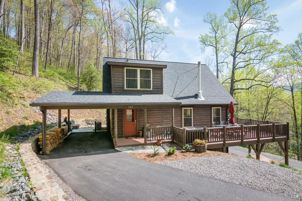 Cozy Log Home With Hot Tub And Scenic Views - Charming Mountain Retreat - Black Mountain, NC