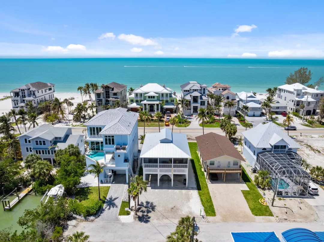 Spacious Living And Bay Views - Charming Coastal Oasis - Fort Myers Beach, FL