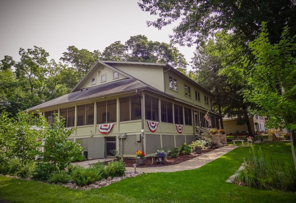 Lake Ripley Lodge w Lake Front Rooms, Grand Porch, Kayaks & Paddleboard ...