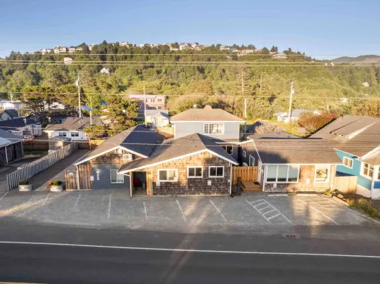 Kitchenette And Cozy Patio Area - Stylish Coastal Retreat - Rockaway Beach, OR